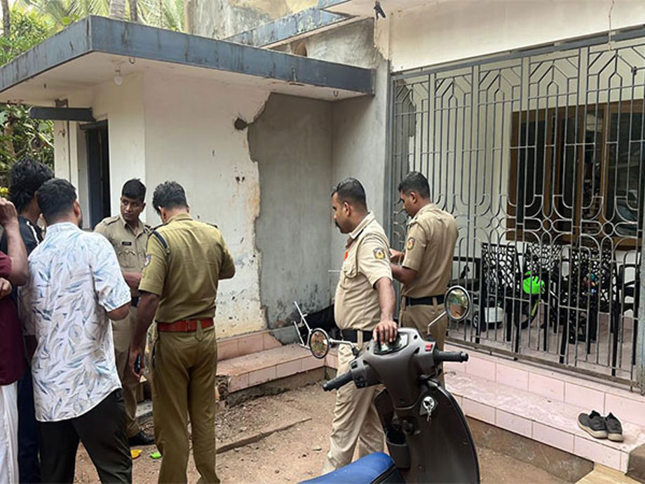 Bomb Attack Rattles Home of SDPI Worker in Kerala | Headlines