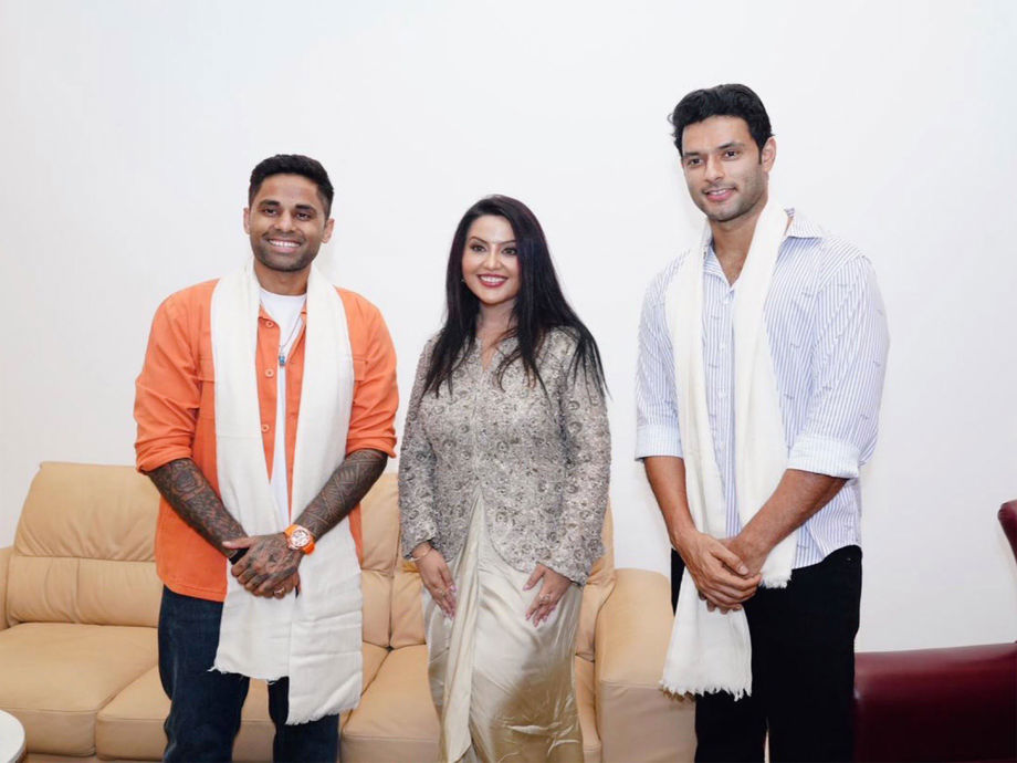 Amruta Fadnavis Embraces Cycling for Fuel Conservation | Entertainment