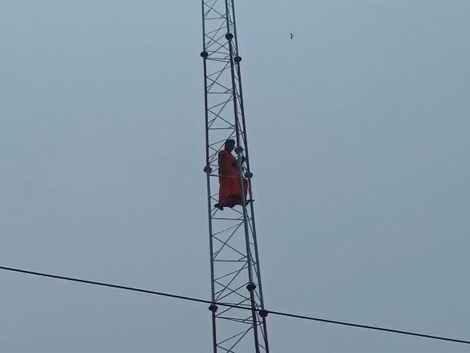 Sholay-Style Protest in Kanpur as Woman Climbs Tower | Headlines