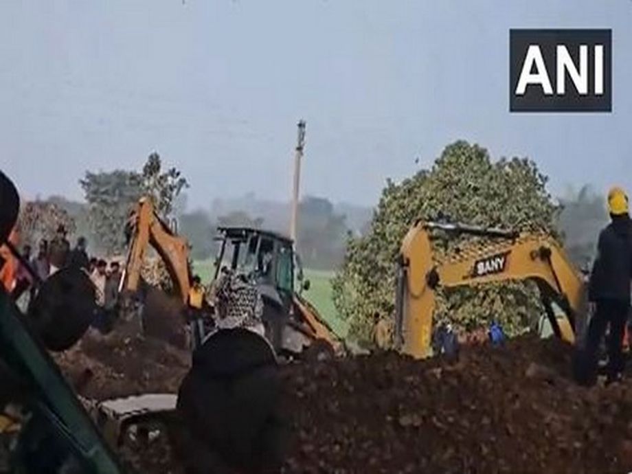 Rescue Operation Underway After Well Collapse in Madhya Pradesh | Headlines