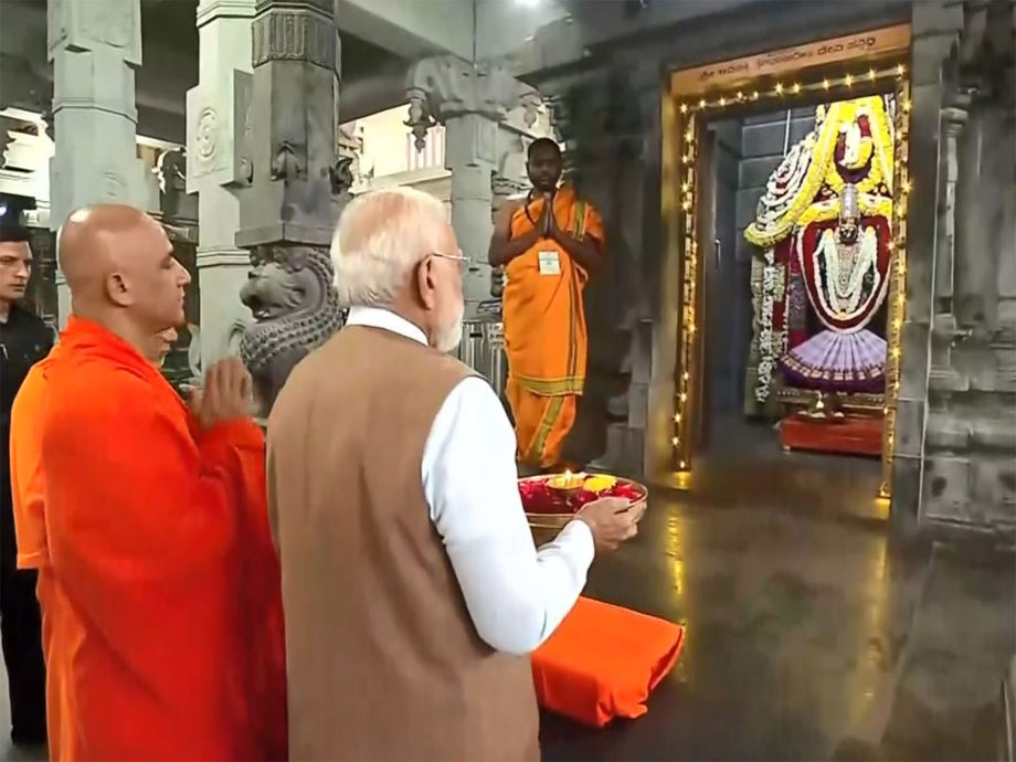 PM Modi Inaugurates Memorial in Honor of Revered Seer in Karnataka ...