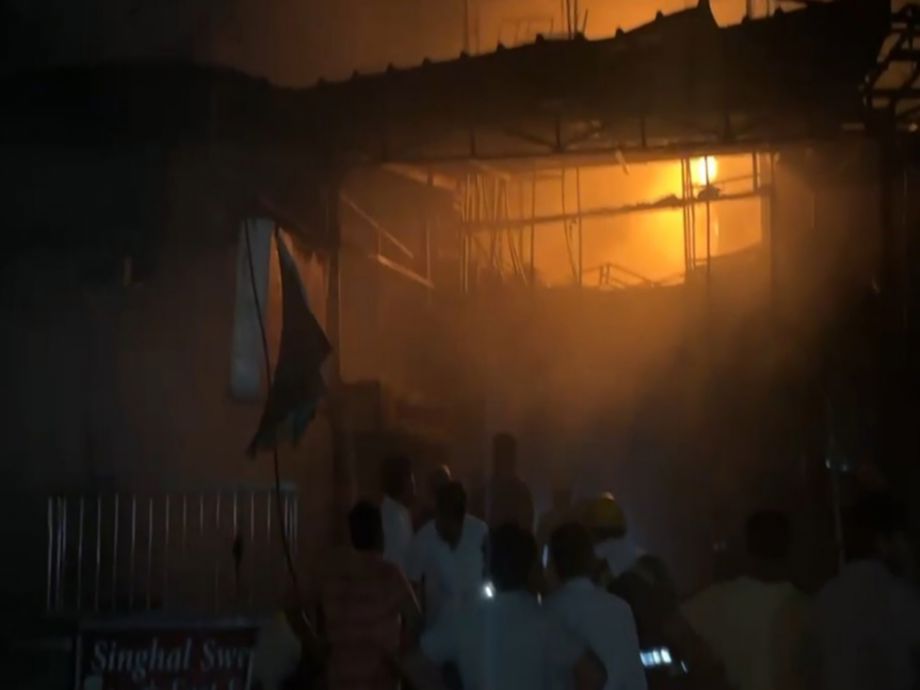 Midnight Blaze Erupts in Govindpuram's Baba Market, No Casualties ...