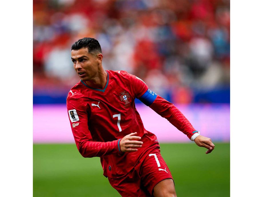 Soccer-Minnows make waves as World Cup aristocrats wobble | Sports-Games