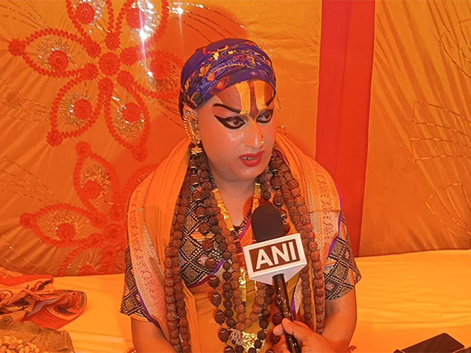 Himangi Sakhi Champions Online 'Cockroach Party' Against Corruption ...