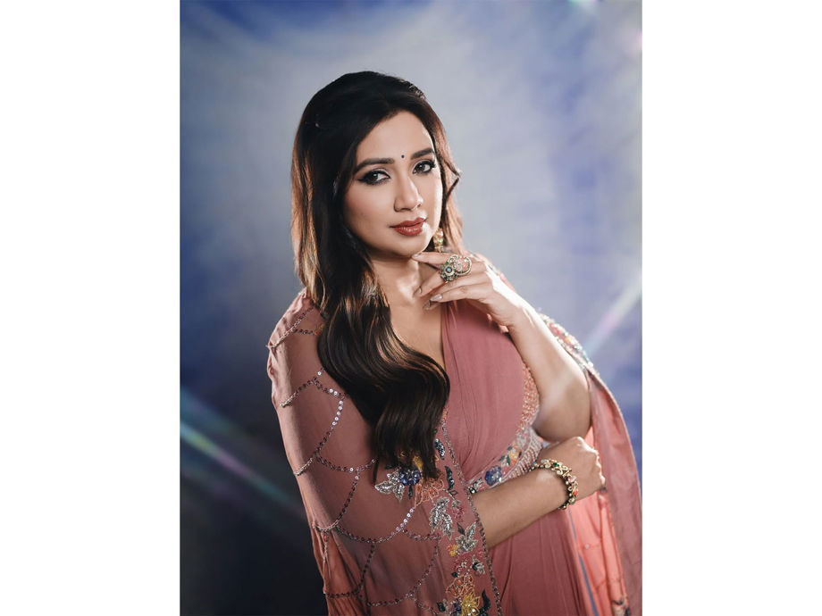 Shreya Ghoshal Unveils 'Siddha Bhajo' and Embarks on ‘The Unstoppable ...